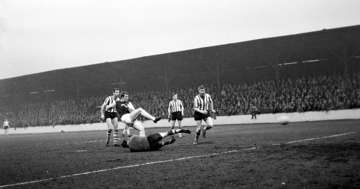 Fodbold er, som så meget andet vi mennesker finder på. Det starter med ...