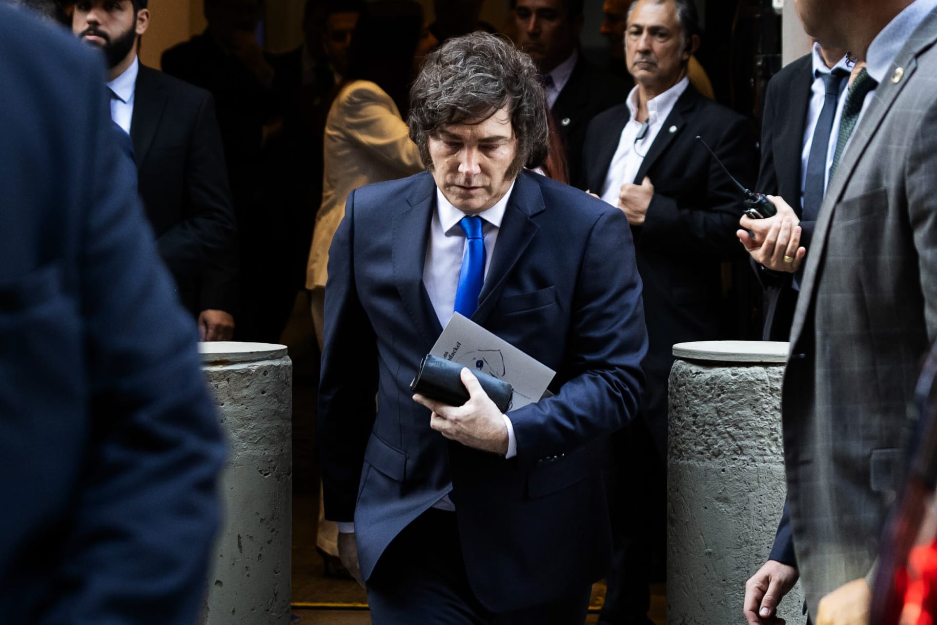 Javier Mileis regering er i krise | Information